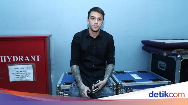 Muncul Usai Diciduk, Sean Azad Ogah Disinggung Lebih dalam Soal Narkoba