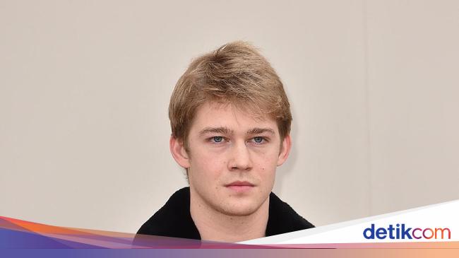 Joe Alwyn, Kekasih Taylor Swift Debut Jadi Model Prada