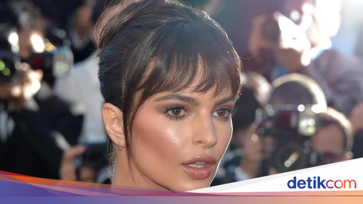 Model Seksi Emily Ratajkowski Keluar Rumah Tanpa Bra