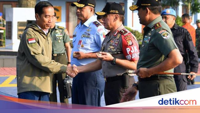 Jokowi Berduka Atas Gugurnya 4 Prajurit Saat Latihan PPRC Jokowi Berduka Atas Gugurnya 4 Prajurit Saat Latihan PPRC