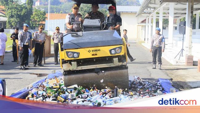 Ribuan Botol Miras Digilas di Semarang Jelang Ramadan