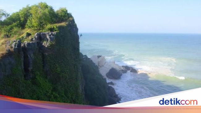 Tebing di Pantai Ngungap Gunungkidul Ambrol