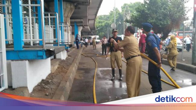 Pemkot Jaktim Kerahkan 200 Personel Bersih-bersih Kampung Melayu Pemkot Jaktim Kerahkan 200 Personel Bersih-bersih Kampung Melayu