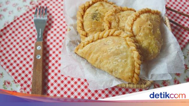 Yuk, Jajan Pastel yang Empuk Gurih di 4 Gerai Ini!