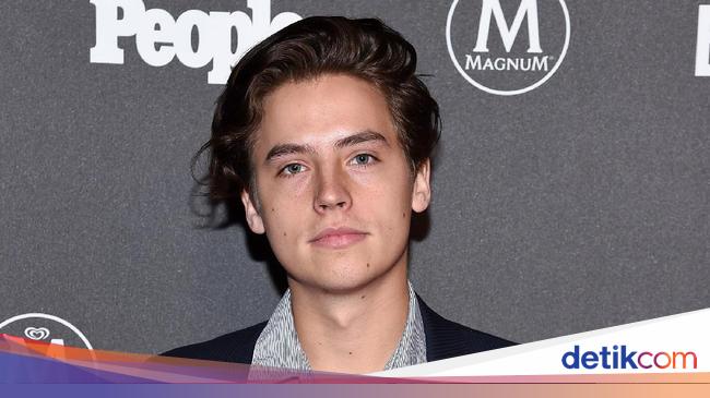 20 Detik yang Bikin Cole Sprouse Kehilangan Keperjakaan