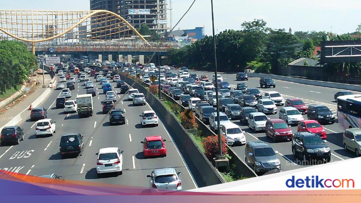 Tol Cawang Arah Bekasi Macet 14 Km