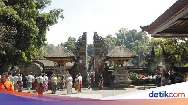 Bule di Bali Viral 'Ejek' Pura, Kenali Dulu Aturan Masuk Pura