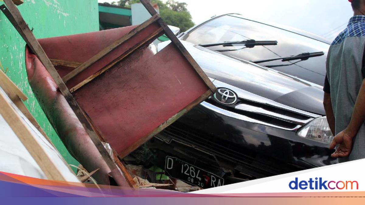 Avanza Seruduk Gerobak Seblak