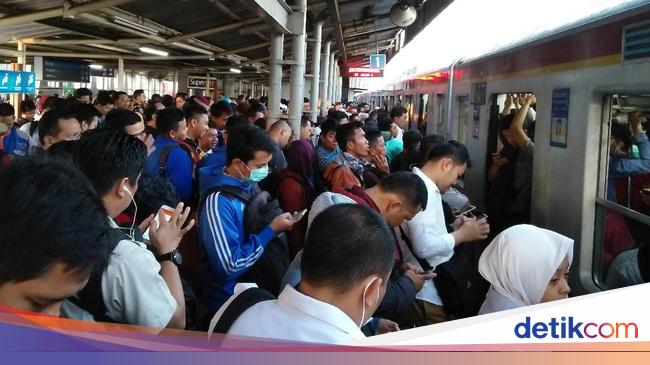 Ada Gangguan, Penumpang KRL di Citayam Membeludak Ada Gangguan, Penumpang KRL di Citayam Membeludak