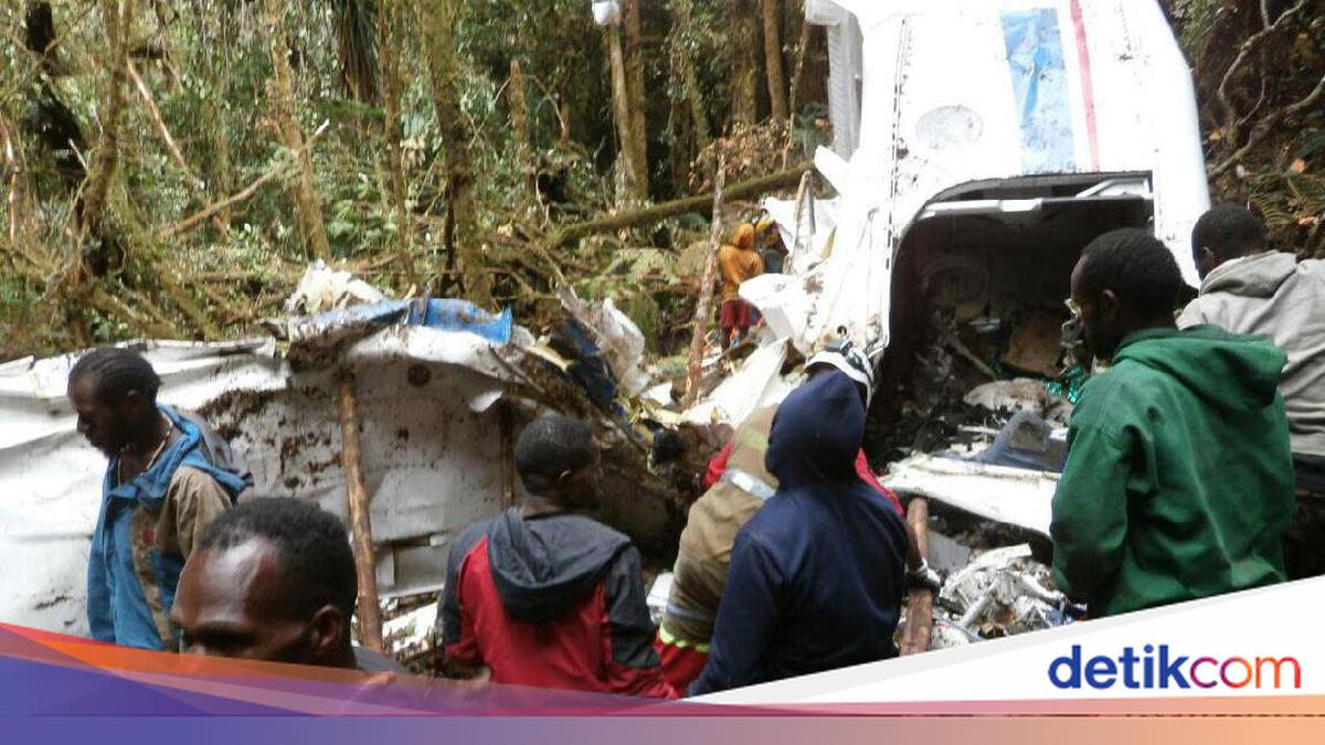 Penampakan Puing Pesawat AMA yang Jatuh di Gunung Napua Wamena