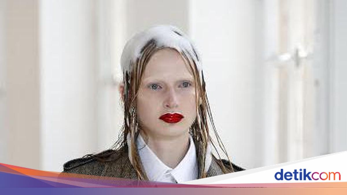 Para Model Tampil dengan Busa Sampo di Kepala Saat Fashion Show Paris