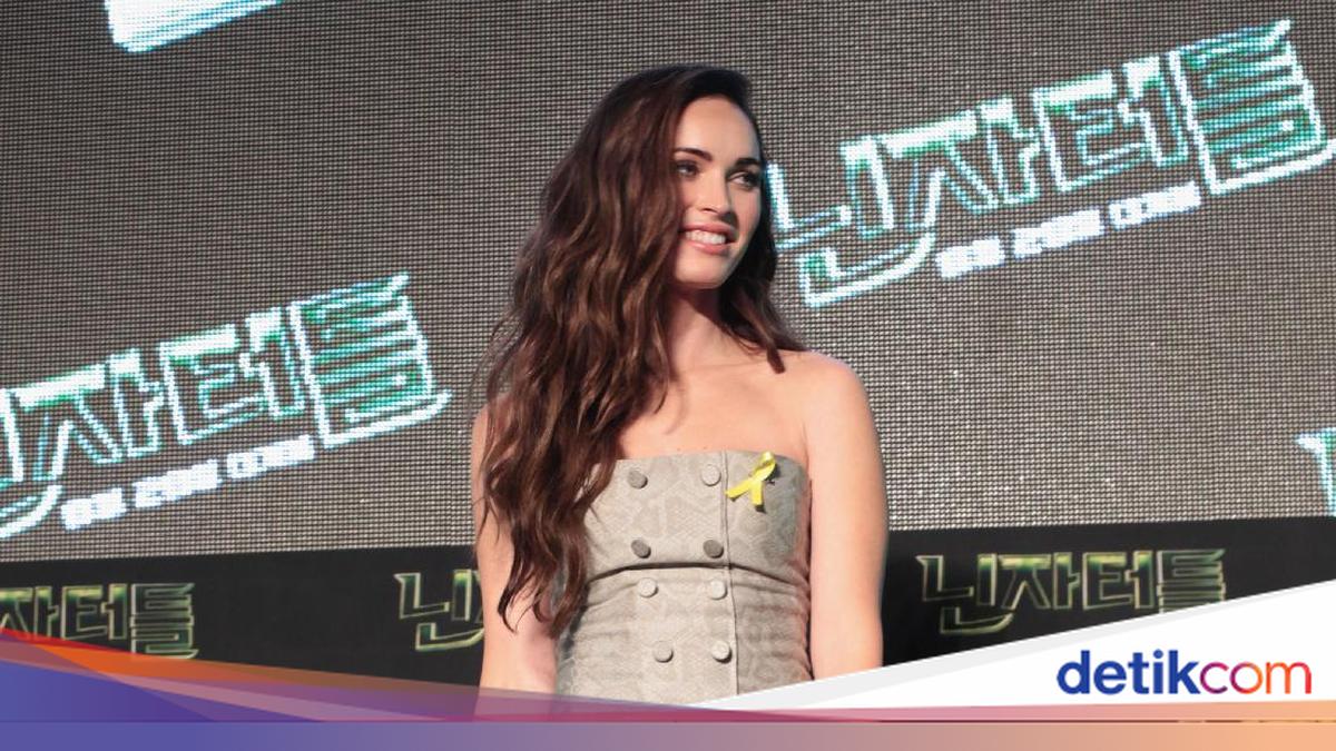Foto: Gaya Memesona si Seksi Megan Fox dengan Rok Pendek