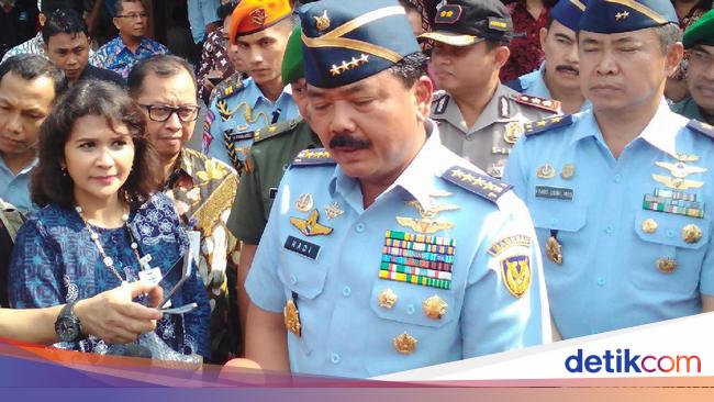 Masyarakat Banyumas Antusias Saksikan Atraksi Pesawat Aerobatik Masyarakat Banyumas Antusias Saksikan Atraksi Pesawat Aerobatik