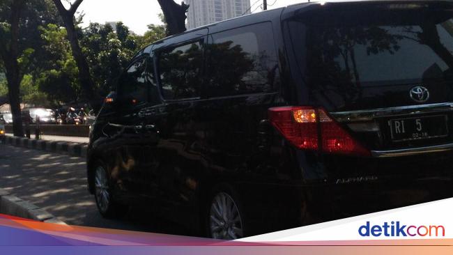 Mobil RI-5 Melintas di Busway Depan Gandaria City