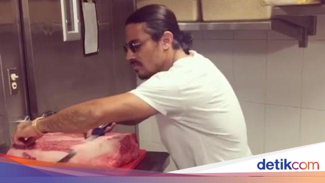 Serunya Chef Nusret 'Salt Bae' Bergoyang Despacito Sambil Mengiris Daging