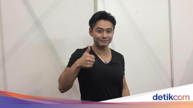 Kenji Ohba dan Yuma Ishigaki dekat Bagai Ayah dan Anak