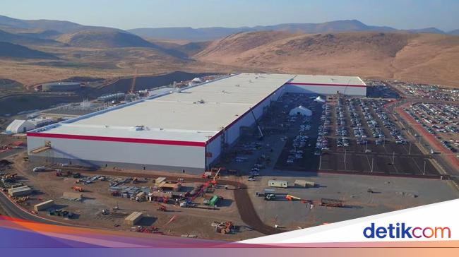 Melihat Pabrik Baterai Tesla yang Super Besar