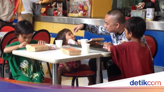 Viral, Kisah Haru Pria yang Beri Makan 3 Anak Pengemis