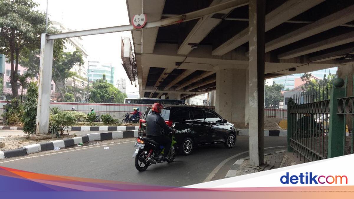 Ada Tiang Nyaris Roboh di Kolong Flyover Mampang