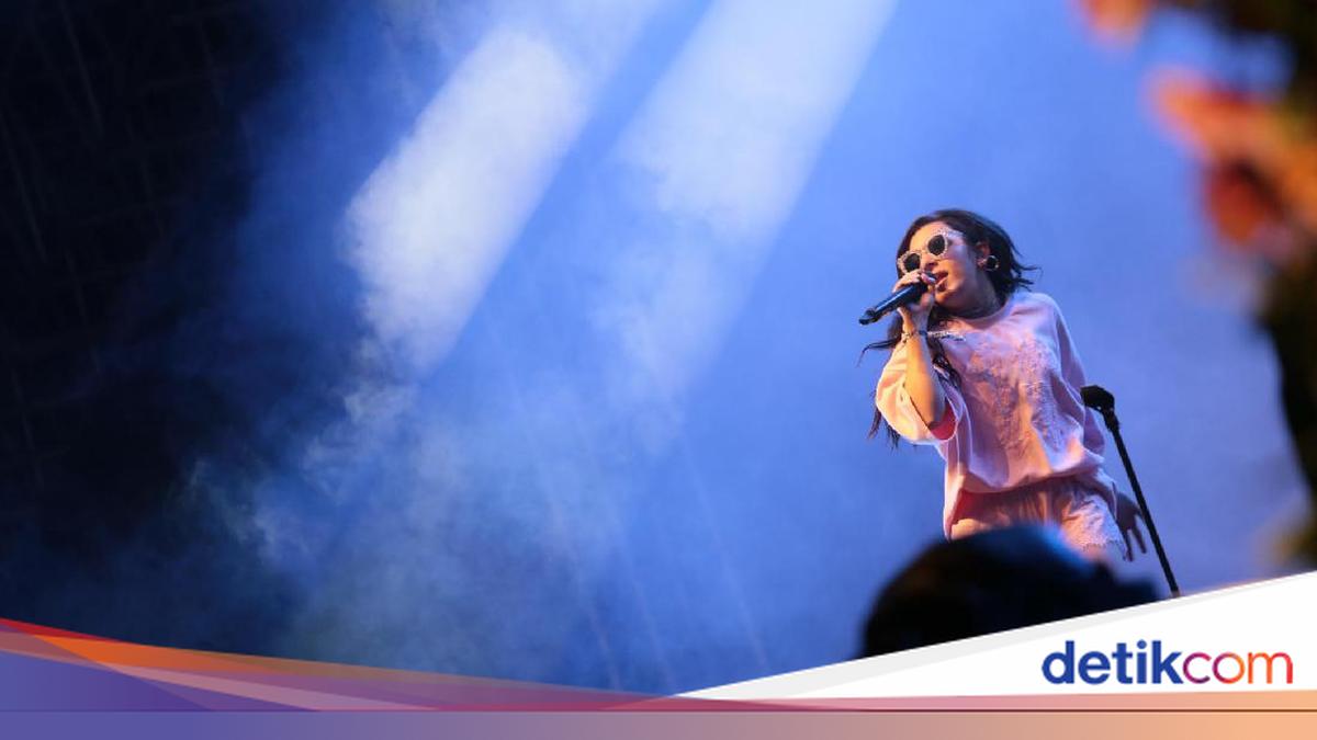 Goyangan Seksi Charli XCX di We The Fest 2017