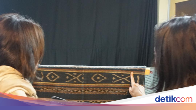 Memahami Keindahan Tenun Tanimbar yang Sulit Dimengerti