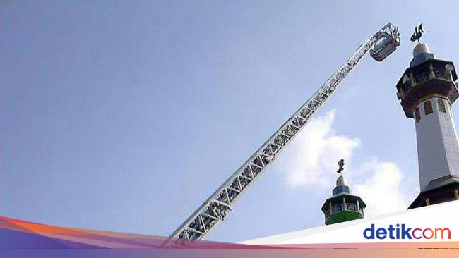 Pingsan Perbaiki Speaker di Menara Masjid, Kazim Dievakuasi Damkar