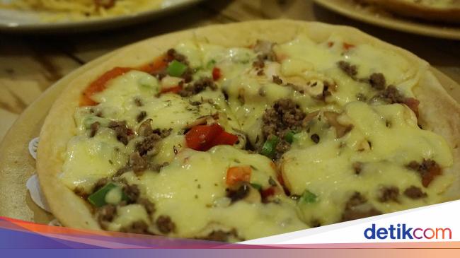 Yuk, Ngemil Pizza Tipis Renyah hingga Pizza Lipat Aneka Topping di Sini!