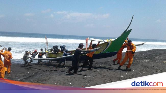 Menebar Jala, Pencari Ikan di Jember Hilang Dihantam Ombak