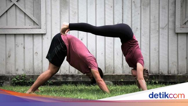 Agar Makin Intim, Yuk Yoga Bareng Pasangan Sebelum Tidur
