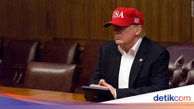 Foto: Ini Topi yang Bikin Trump Dikritik Saat Kunjungi Korban Badai