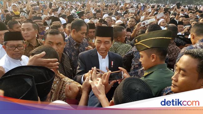 Jokowi Serahkan Sapi Benggala 1,2 Ton ke Masjid Agung Sukabumi