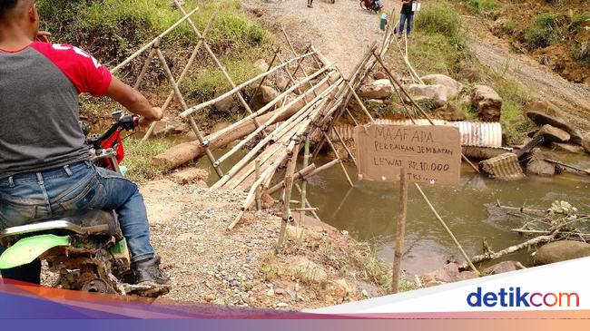 Beratnya Jalan Menuju Desa Perbatasan di Entikong