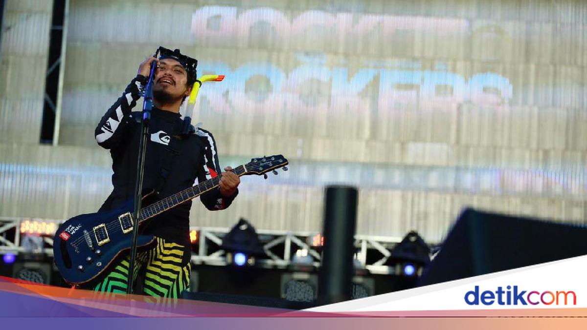 Uniknya Aksi Panggung Rocket Rockers Pakai Baju Selam di Soundrenaline 2017