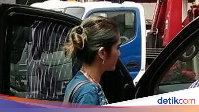 Parkir di Bahu Jalan, Artis FTV Revi Mariska Ditilang