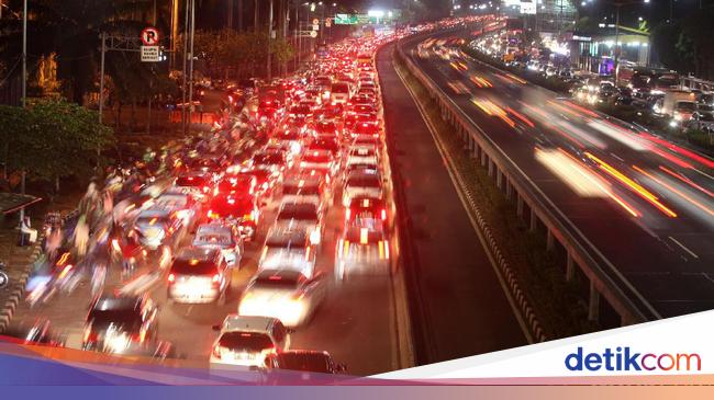 Jalan Tol Dalam Kota dari Cawang-Grogol Macet 17 Km