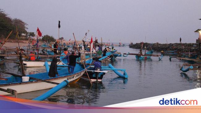 Nelayan Garut Keluhkan Pintu Pelabuhan Pantai Santolo yang Macet