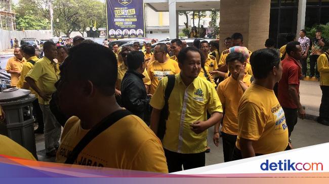 Pendukung Dedi Mulyadi Demo ke Kantor DPP Golkar Pendukung Dedi Mulyadi Demo ke Kantor DPP Golkar