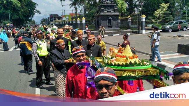 Simbol Kerukunan Antar Umat Beragama, 170 Tumpeng Diarak di Wonosobo