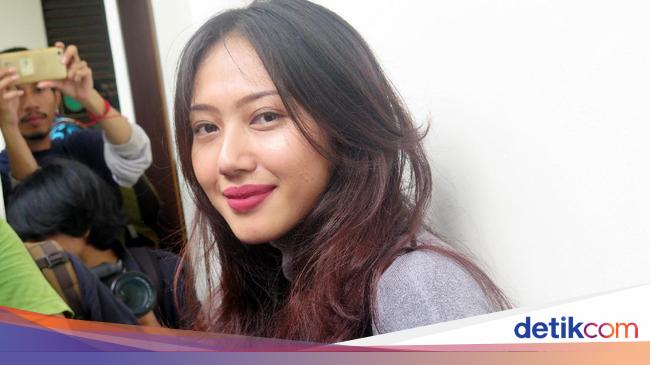 Suci Patia Setia Dampingi Gatot Brajamusti di Persidangan