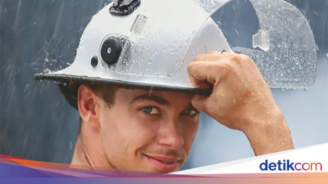 Super Hot! Ketika Petugas Damkar Tampan Pose Topless di Kalender 2018