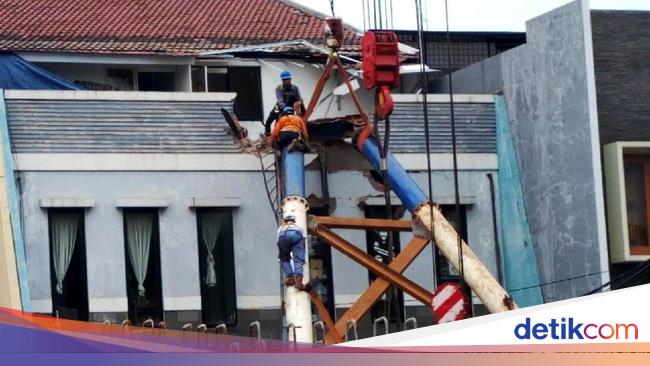 Tiang LRT yang Timpa Rumah Berhasil Dievakuasi