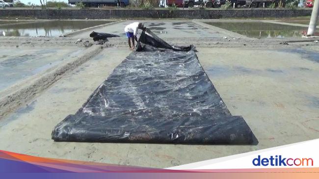 Petani Garam di Rembang Mulai 'Gulung Tikar'