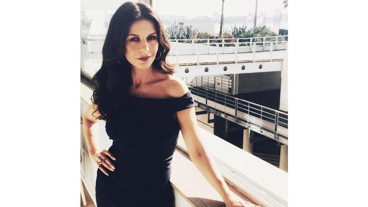 Pinggang Ramping di Usia 48 Tahun, Ini Rahasia Catherine Zeta-Jones
