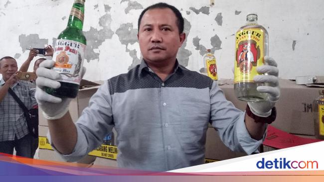 Polisi Gerebek Gudang Produksi Minuman Beralkohol Di Surabaya