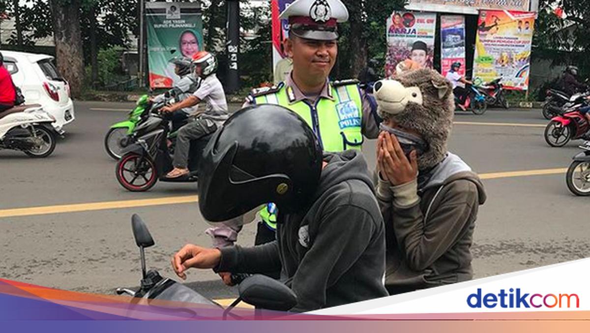 Boncenger Pakai Helm Boneka yang Gemesin, Ditilang Polisi Deh