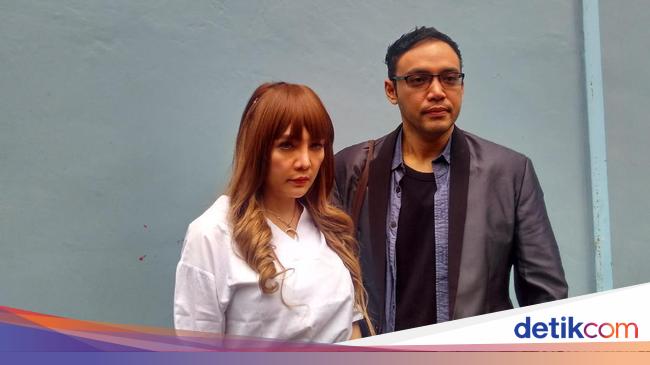 Ibu Tak Beri Restu, Sandy Tumiwa Tunda Pernikahan