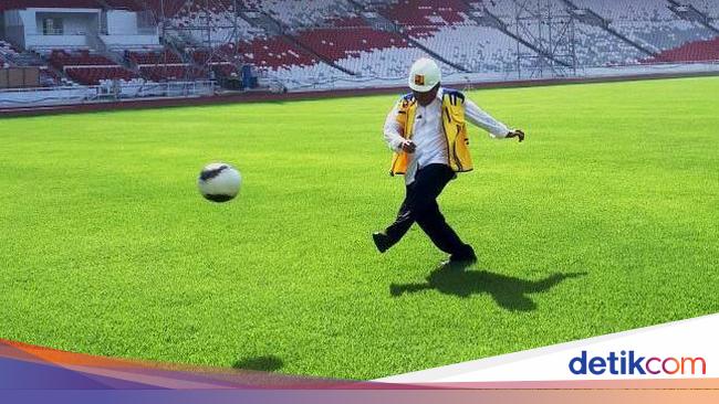 Pakai Helm Proyek, Menteri PUPR Tendang Bola di Stadion GBK