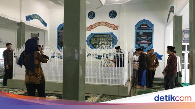 Jokowi Ziarah ke Makam Pahlawan Nasional Zainuddin Abdul Madjid Jokowi Ziarah ke Makam Pahlawan Nasional Zainuddin Abdul Madjid