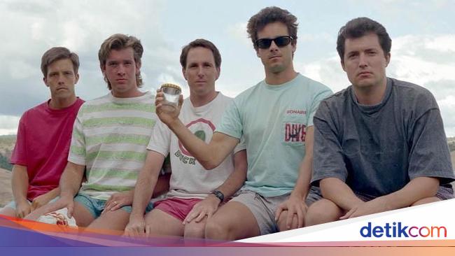 Keren! Tiap 5 Tahun, 5 Sekawan Ini Foto dengan Pose Sama