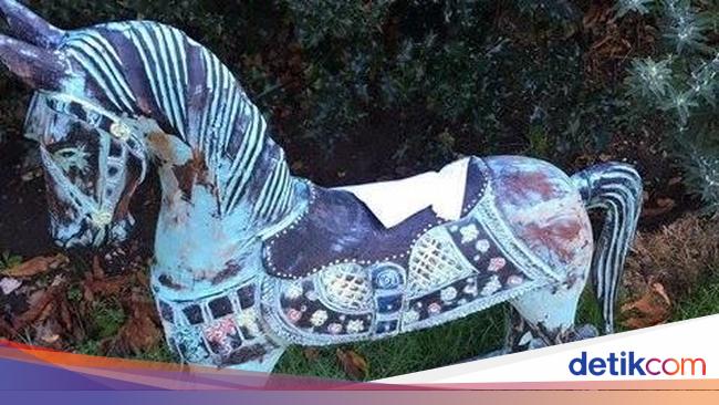 Lagi Viral di Inggris, Misteri Kuda-kudaan dan Catatan Misterius